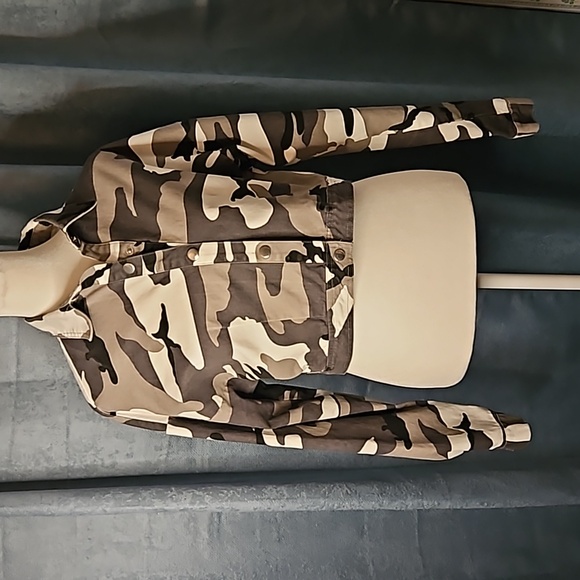 PrettyLittleThing | Jackets & Coats | Prettylittlething Cropped Camo ...